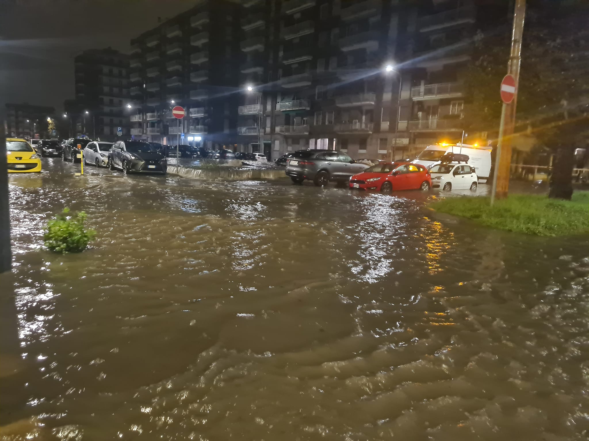 Nubifragio a Milano, esonda il Seveso - L'Identità Nubifragio a Milano, esonda il Seveso - L'Identità