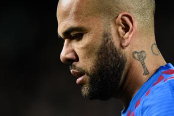 Processo Dani Alves, condannato a 4 anni e 6 mesi per violenza sessuale ...