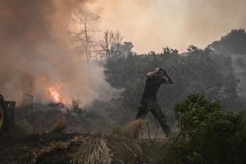 Grecia, nuovi incendi a Rodi e Corfù: evacuate 9 zone - L'Identità