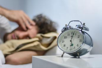 Ora legale, gufi o allodole? Ecco chi soffre di più effetto jet lag e ...