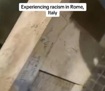 "Razzisti a Roma, non mi fanno scrivere sul ponte" - Video - L'Identità