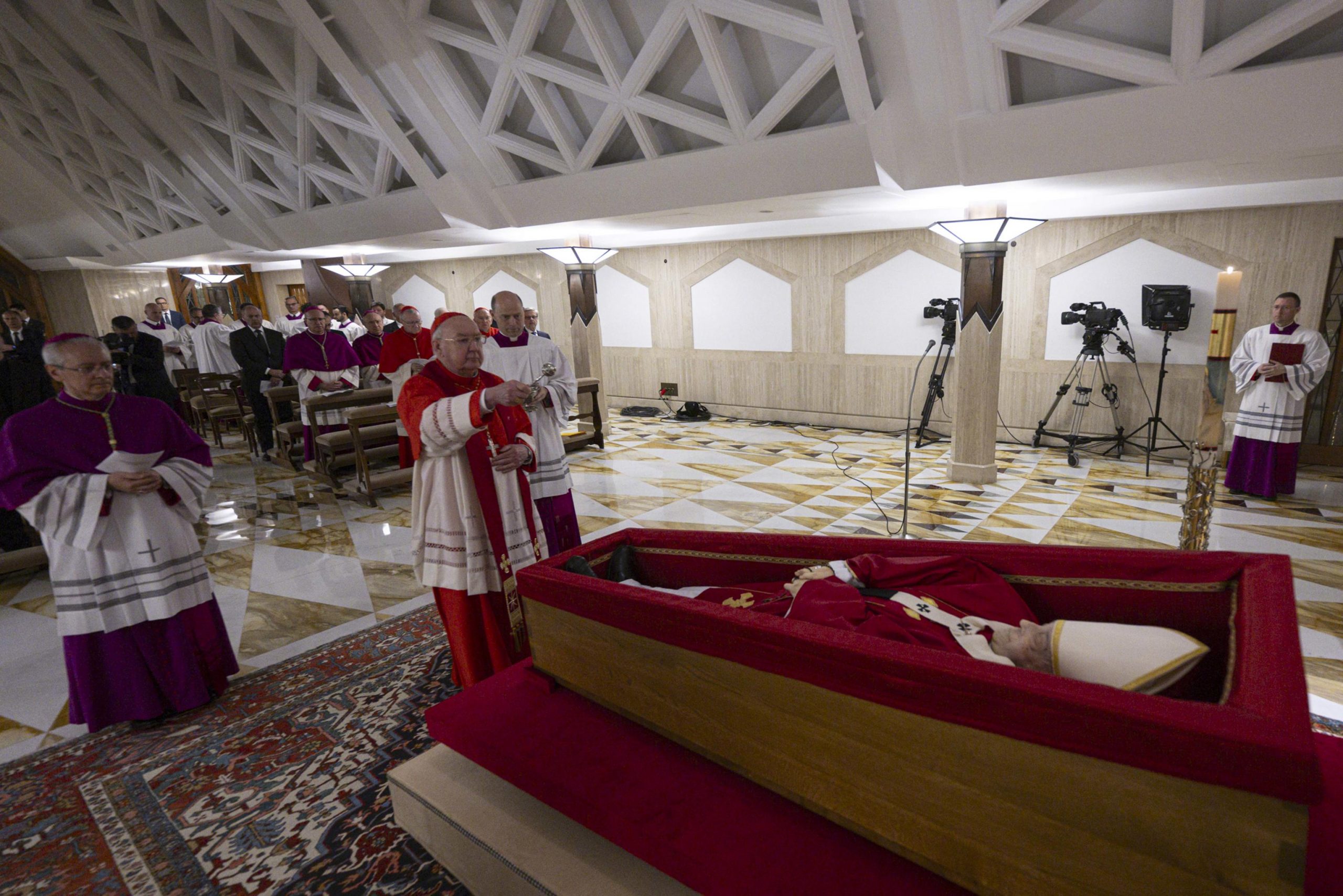La bara semplice di Papa Francesco, le immagini - L'Identità