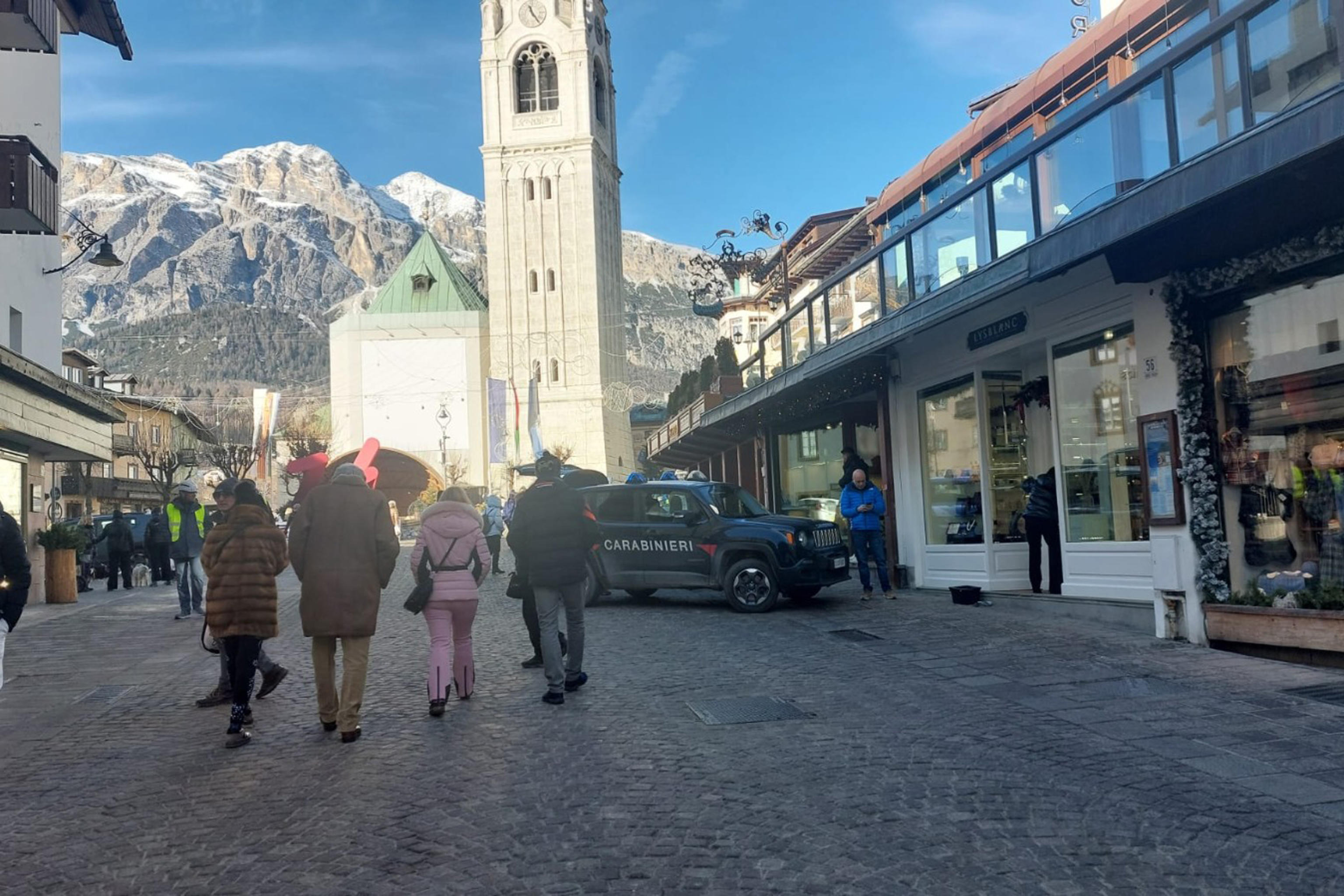 Cortina d’Ampezzo, rapina a mano armata in pieno centro